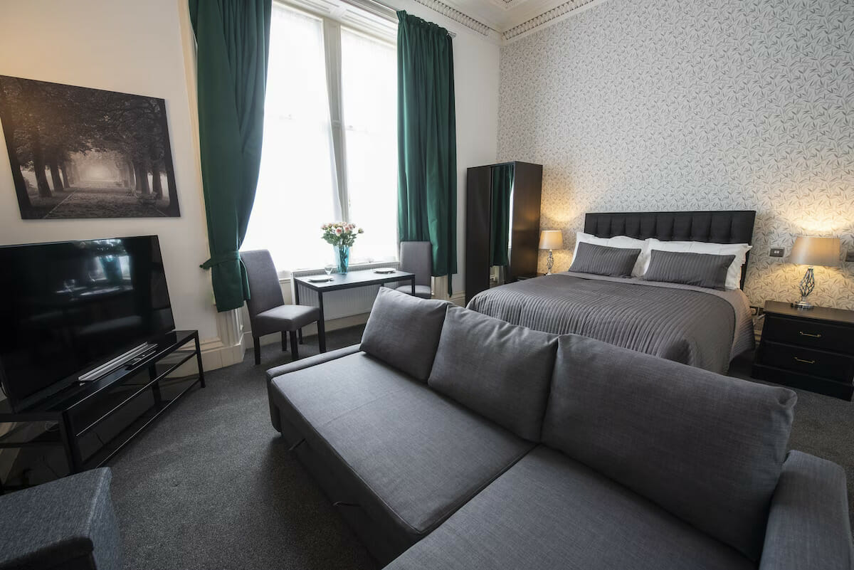 Where to Stay in Edinburgh + best areas to stay